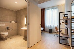 Quarto Duplo, adaptado para pessoas com dificuldades de mobilidade | Casa de banho | Um polibã, um chuveiro de hidromassagem, um secador de cabelo 