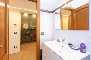 Apartamento | Banheiro | Chuveiro, chuveiro com efeito de chuva, produtos de toalete grátis 