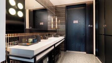 Um secador de cabelo, toalhas fornecidas