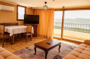 Apartamento família, vista para o mar | Área de estar