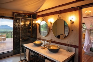 Barraca superluxo, vista para a colina | Banheiro | Secador de cabelo, toalhas de banho, sabonete, shampoo