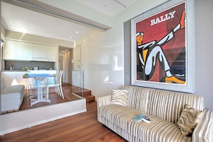 Apartamento Standard, vários quartos, 2 casas de banho (Il Faro Sul Mare - Total Sea View) | Sala de estar | Televisor de ecrã plano de 21 polegadas com canais via satélite