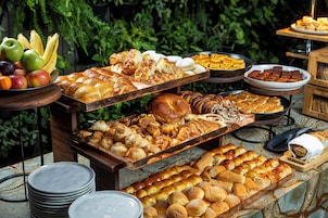 Café da manhã com buffet todos os dias mediante uma taxa