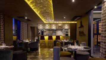 Um restaurante moderno com chão xadrez, área de bar e um design de teto único.