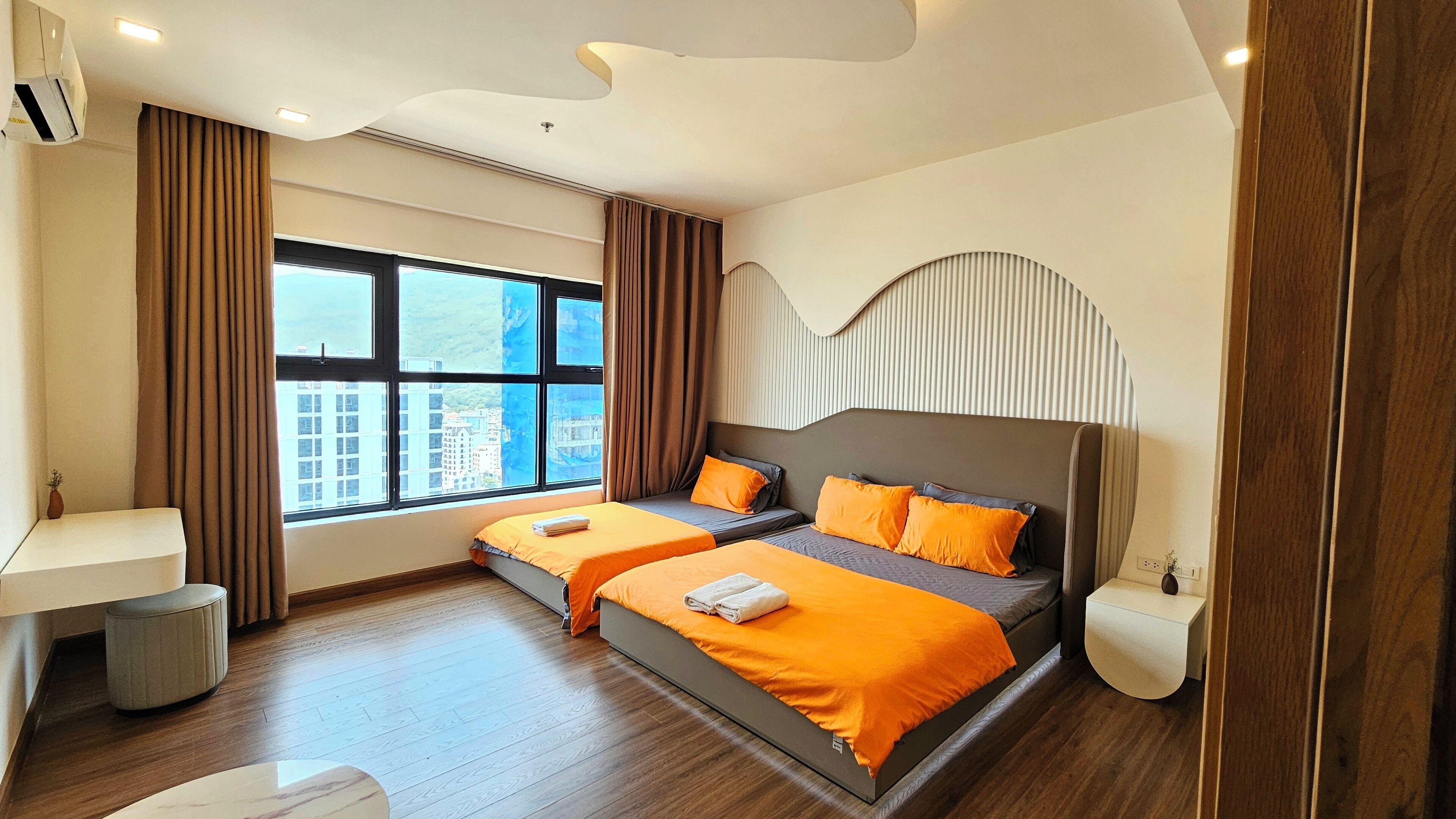 Apartamento família, sacada, vista para a praia | Individualmente mobiliados, cortinas blackout, quartos à prova de som