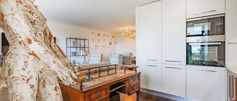 Apartamento Familiar, vista para o mar | Cozinha privada | Uma máquina de café expresso, uma chaleira elétrica