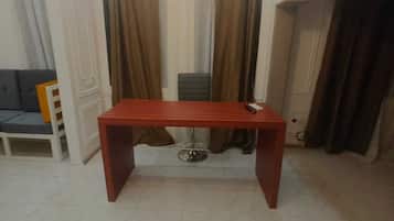 Suite Superior | Secretária, cortinas/cortinados opacos, ferro/tábua de engomar