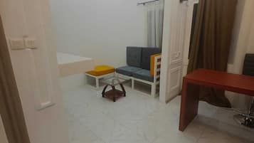 Suite Superior | Secretária, cortinas/cortinados opacos, ferro/tábua de engomar