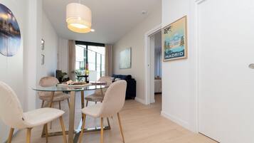 Apartamento Comfort, pátio, Vista para a cidade | Sala de jantar