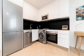 Geladeira grande, micro-ondas, fogão, cooktop