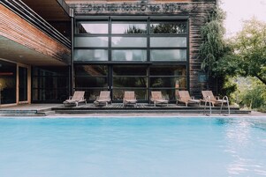 Piscina externa, funciona das 7h às 19h, guarda-sóis, espreguiçadeiras