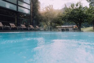 Piscina externa, funciona das 7h às 19h, guarda-sóis, espreguiçadeiras