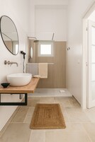 Quarto Superior, 1 cama king-size, aceitam-se animais de estimação | Casa de banho | Um polibã, um secador de cabelo, toalhas fornecidas, sabão 