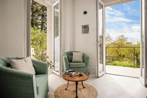 Apartamento Clássico, 2 quartos, vista para a colina | Sala de estar | Televisor de 30 polegadas com canais via satélite 