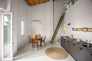 Apartamento Básico, 2 quartos, vista para a colina | Cozinha privada | Um frigorífico, um forno, uma placa de cozinha 