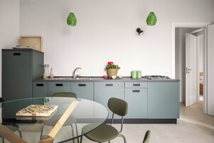 Apartamento Clássico, 2 quartos, vista para a colina | Cozinha privada | Uma máquina de café expresso, um frigorífico, um forno