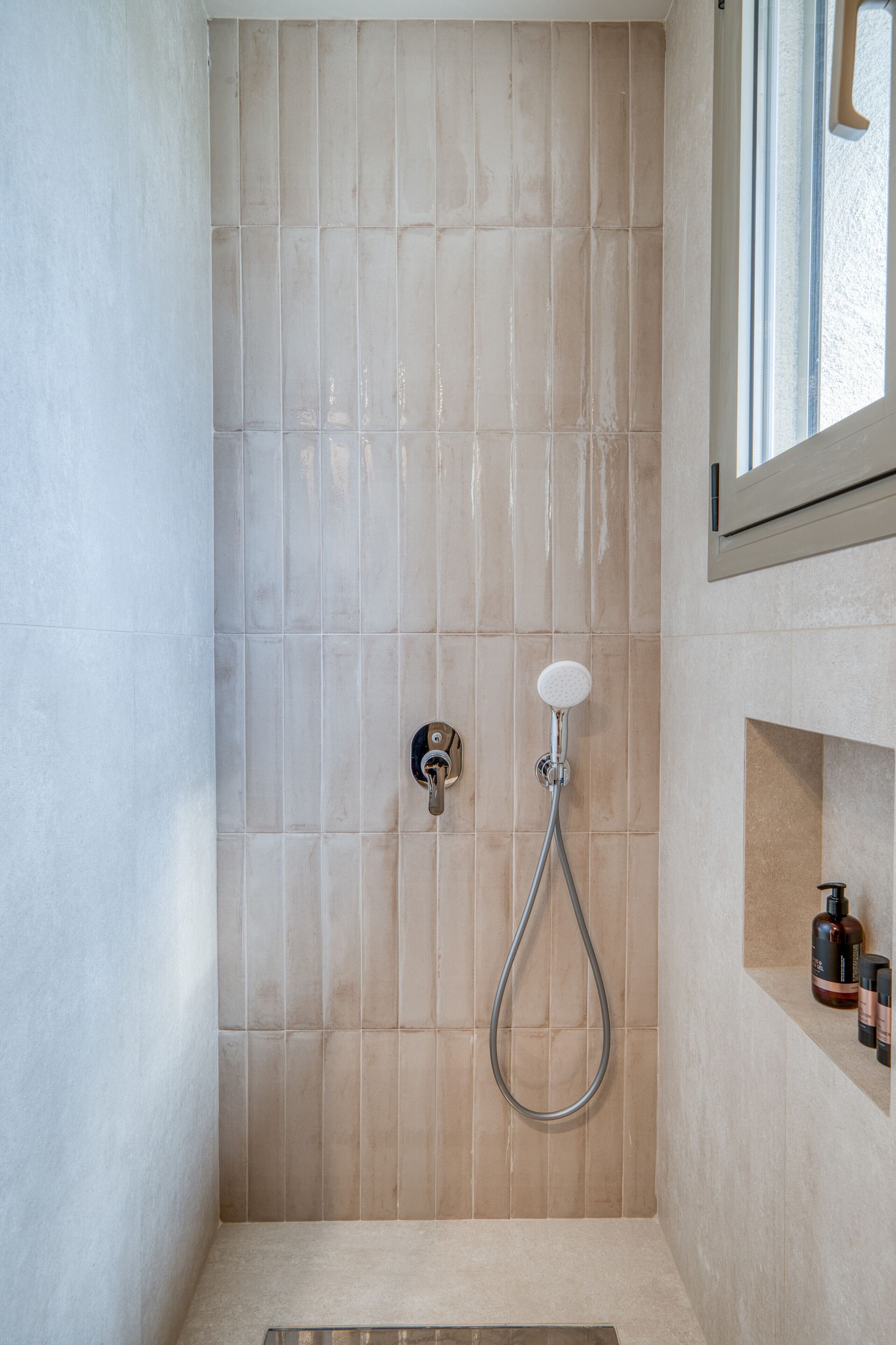 Quarto casal luxo, sacada, vista para o mar | Banheiro | Chuveiro, ducha de hidromassagem, secador de cabelo, roupões de banho