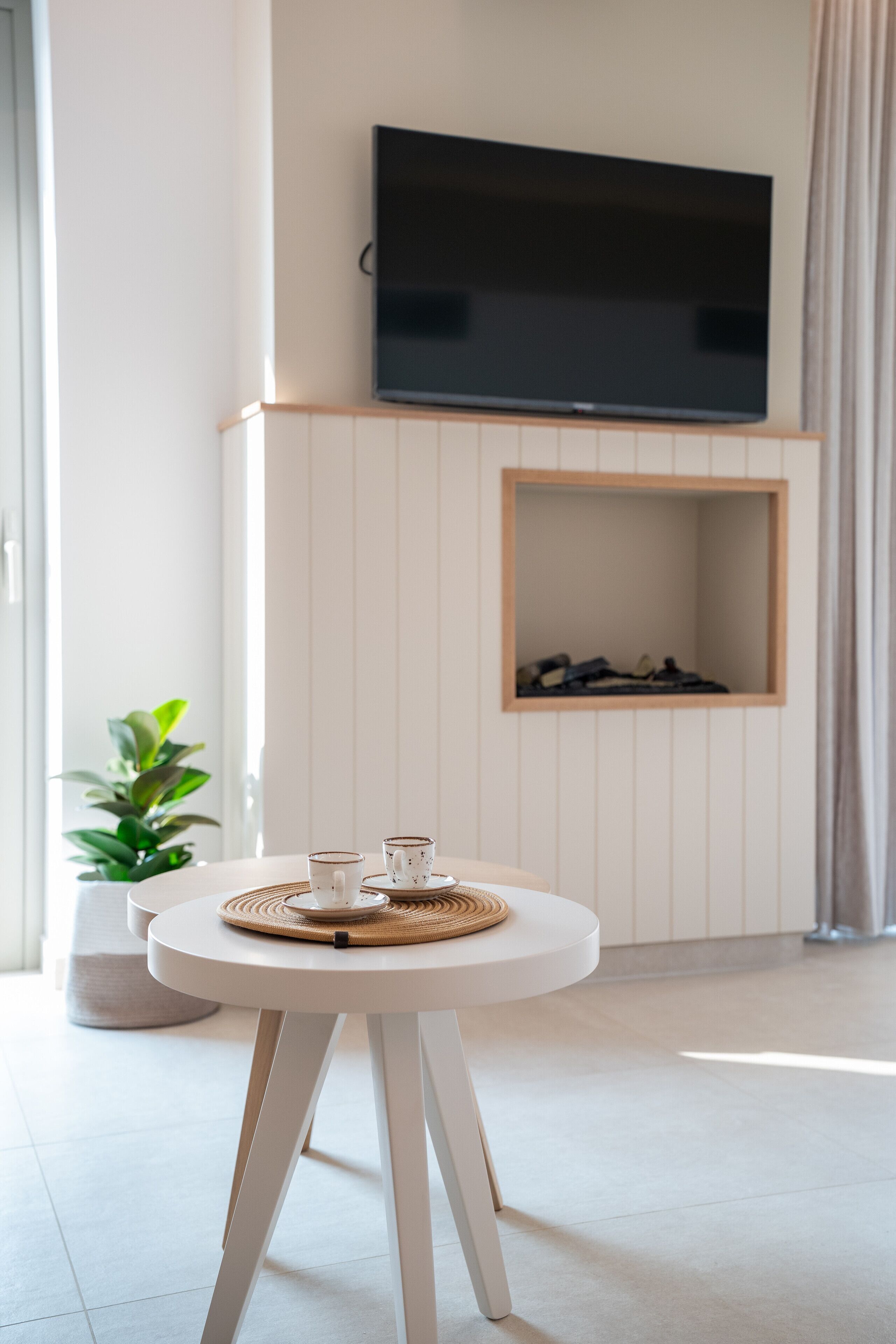 Quarto Triplo Deluxe, varanda, vista para o mar | Sala de estar | Smart TV de 43 polegadas com canais digitais 