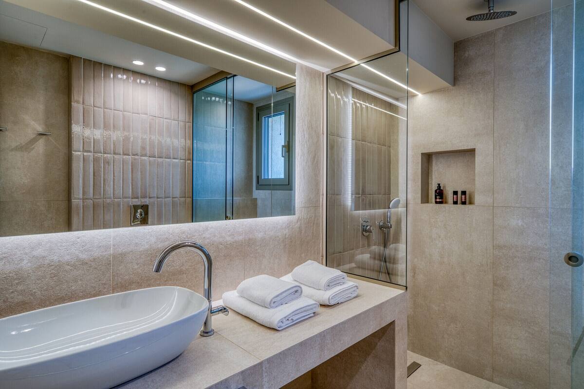 Chuveiro, ducha de hidromassagem, secador de cabelo, roupões de banho