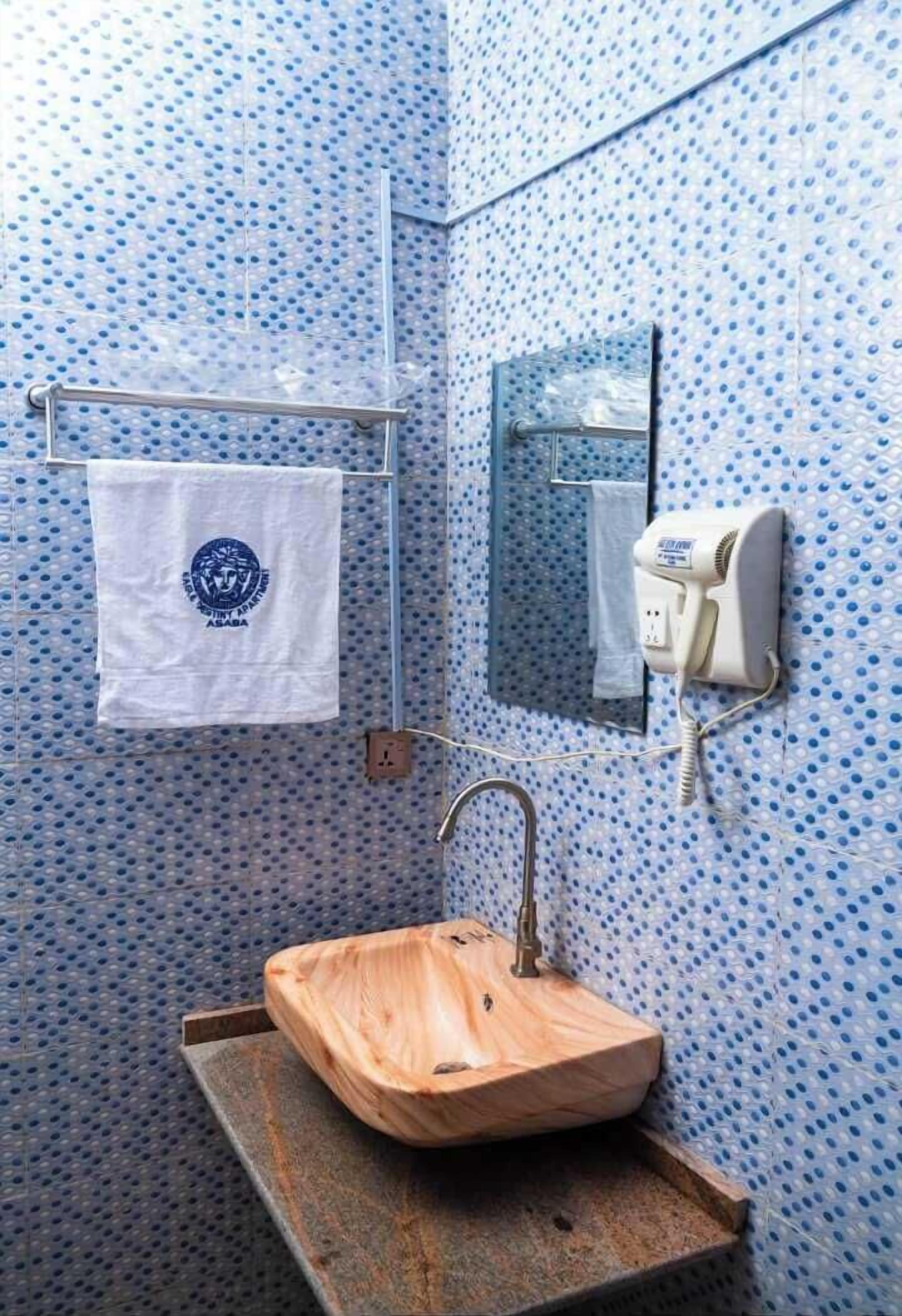Quarto família, sacada, vista para a cidade | Banheiro | Produtos de toalete grátis, secador de cabelo, toalhas de banho 