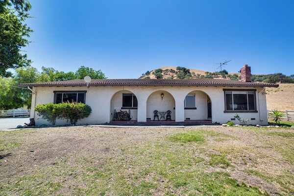 Fenced Yard & Outdoor Bar: Hillside Paicines Home! - Hollister Hills State Vehicular Recreation Area, Hollister