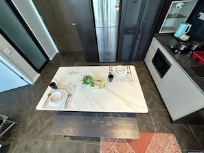 Apartamento Superior, 1 cama king-size | Refeições no quarto