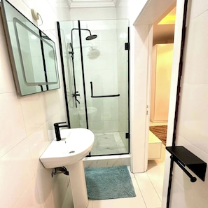 Quarto luxo, sacada, vista para a cidade | Banheiro | Produtos de toalete grátis, secador de cabelo, toalhas de banho