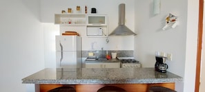 Apartamento Básico | Cozinha privada | Um frigorífico, um micro-ondas, uma cafeteira/bule