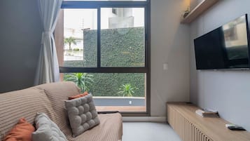 Apartamento básico | Área de estar | TV 40 polegadas com canais digitais