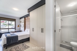 Apartamento básico | Banheiro | Chuveiro, chuveiro com efeito de chuva