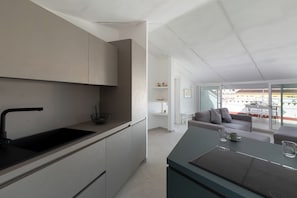 Apartamento, 1 quarto, vista para o mar | Cozinha privada | Geladeira, fogão, cooktop, talheres/pratos/utensílios de cozinha