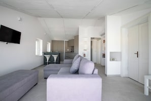 Apartamento, 1 quarto, vista para o mar | Área de estar | TV 30 polegadas com canais via satélite