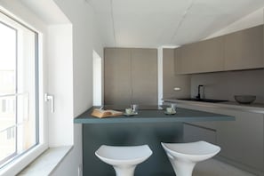 Apartamento, 1 quarto, vista para o mar | Cozinha privada | Geladeira, fogão, cooktop, talheres/pratos/utensílios de cozinha