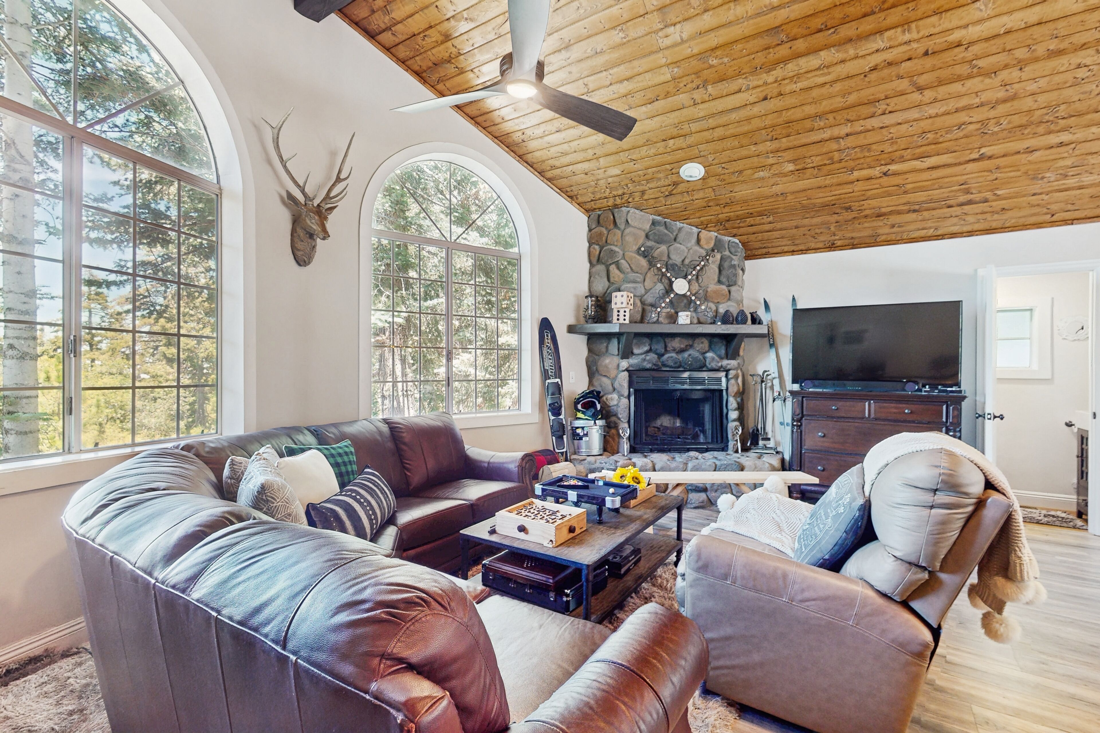 Cozy Three-story Lakeview Cabin W/furnished Deck, Updated Kitchen & Fireplace - San Bernardino, CA