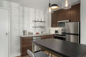 Suite, 2 quartos | Secretária, secretária adequada para computadores portáteis 