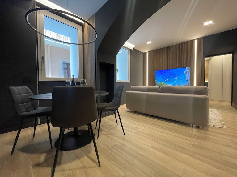 Garibaldi Suites 4 · Suite 1 Camera Ristrutturata Al Piano Terra Nel Centro - Olbia