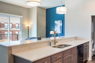 Apartamento, 2 quartos | Cozinha privada | Geladeira grande, micro-ondas, fogão, cooktop