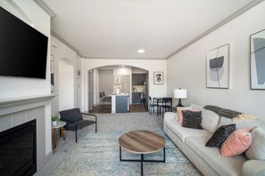 Apartamento, 1 quarto | Área de estar | TV 50 polegadas com canais digitais