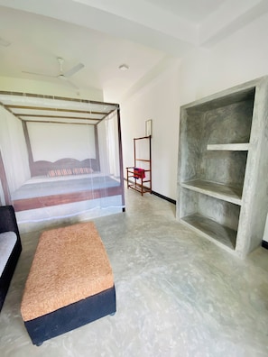 Quarto Duplo Deluxe, varanda, vista para o jardim | Camas de colchão Select Comfort, cofre no quarto 