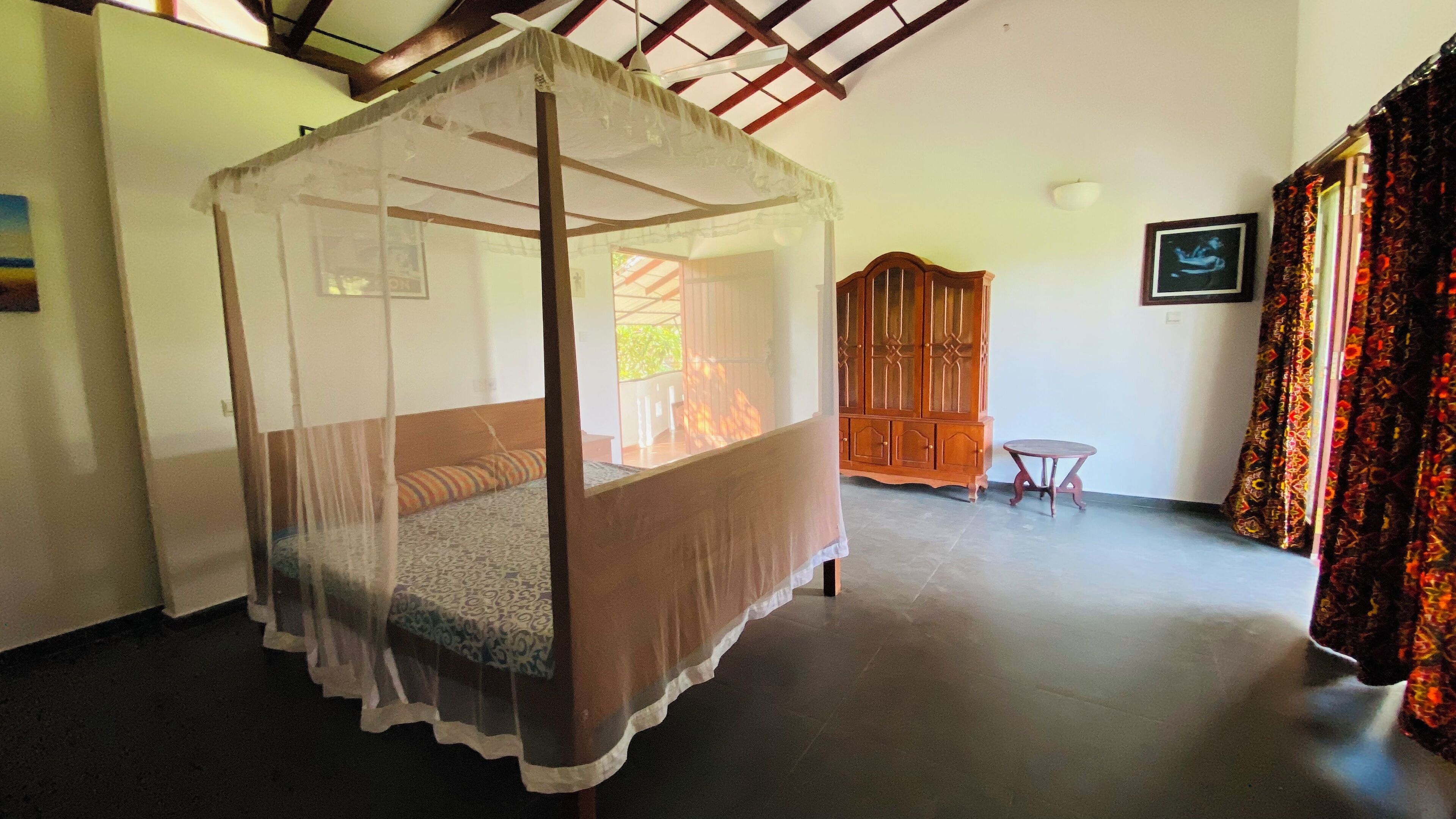Quarto Duplo Deluxe, varanda, vista para o jardim | Camas de colchão Select Comfort, cofre no quarto 