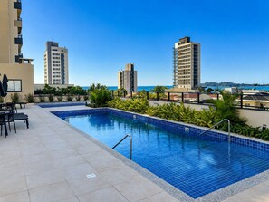 Piscina exterior, espreguiçadeiras 