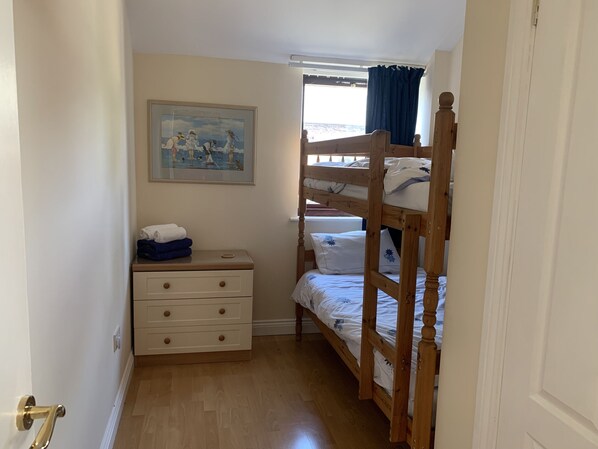 2 quartos, individualmente decorados, individualmente mobiliados