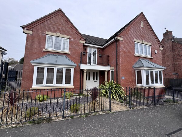 Spacious 4bd House With Character In Coventry - Coventry