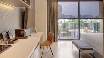 Quarto Duplo Deluxe | Minibar, cofre no quarto, secretária