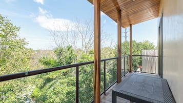 Suite-Estúdio Deluxe, 1 cama king-size, vista para o pátio | Varanda