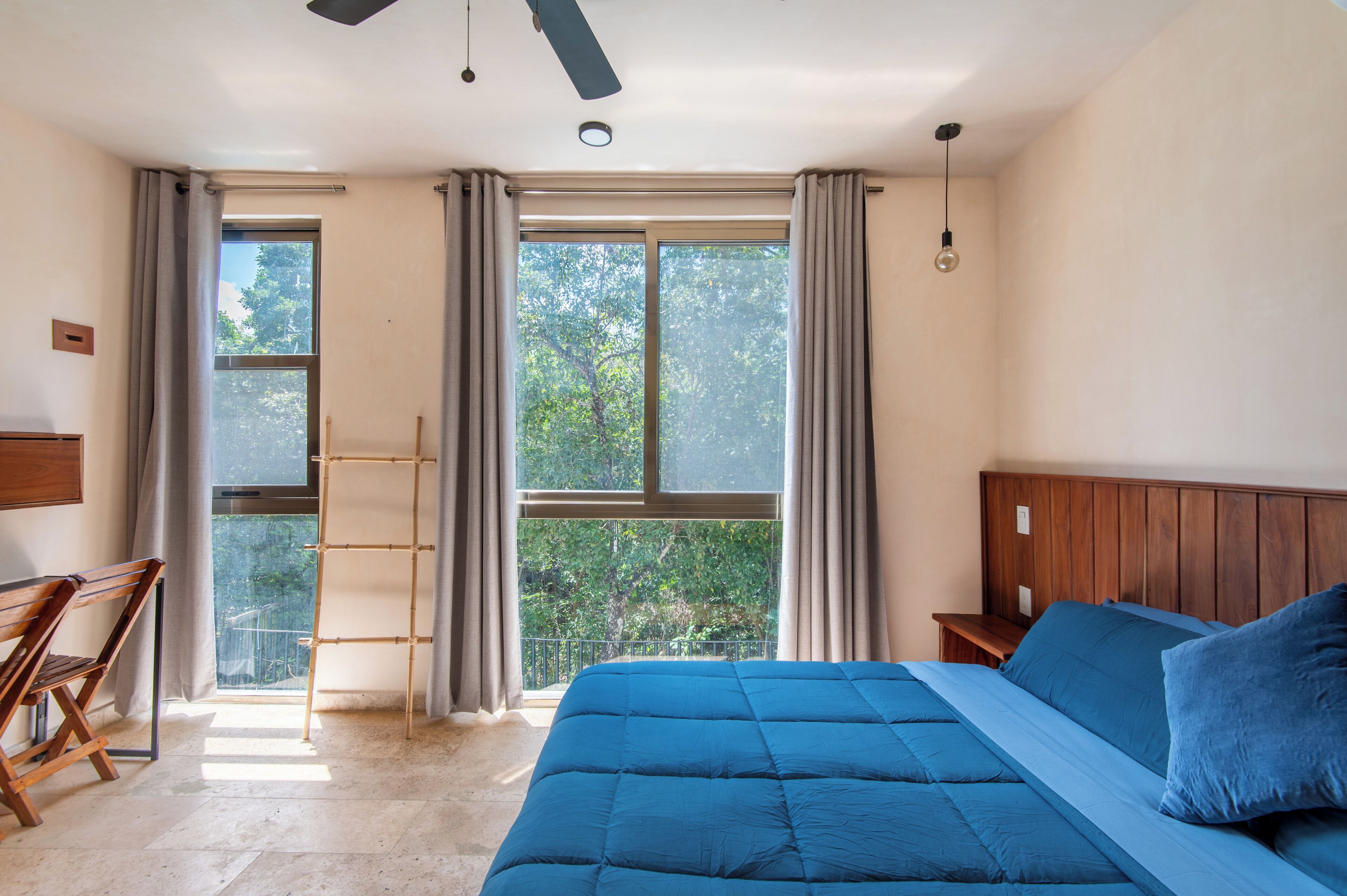 Suite-Estúdio Standard, 1 cama king-size, vista para a piscina | Cofre no quarto, secretária adequada para computadores portáteis 