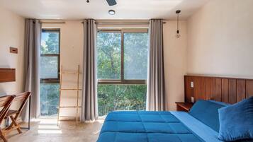 Suite-Estúdio Standard, 1 cama king-size, vista para a piscina | Cofre no quarto, secretária adequada para computadores portáteis