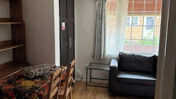 Apartamento, 1 quarto | Sala | Livros