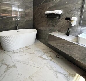 Quarto Deluxe, 1 cama king-size | Casa de banho | Artigos de higiene pessoal grátis, toalhas fornecidas, sabão, champô 