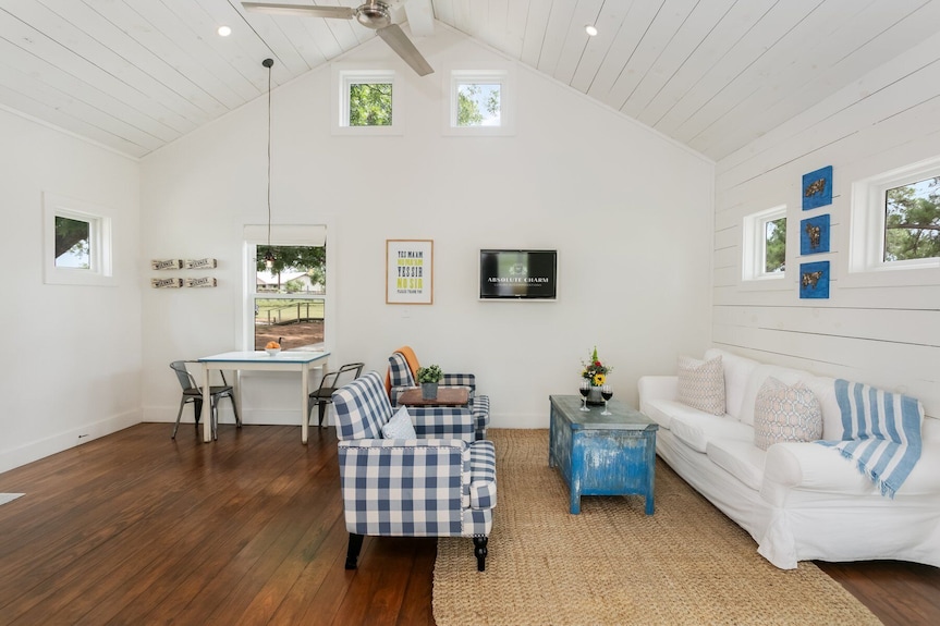 Parker House | 1/1, King Bed, Fire Pit & Grill - Fredericksburg